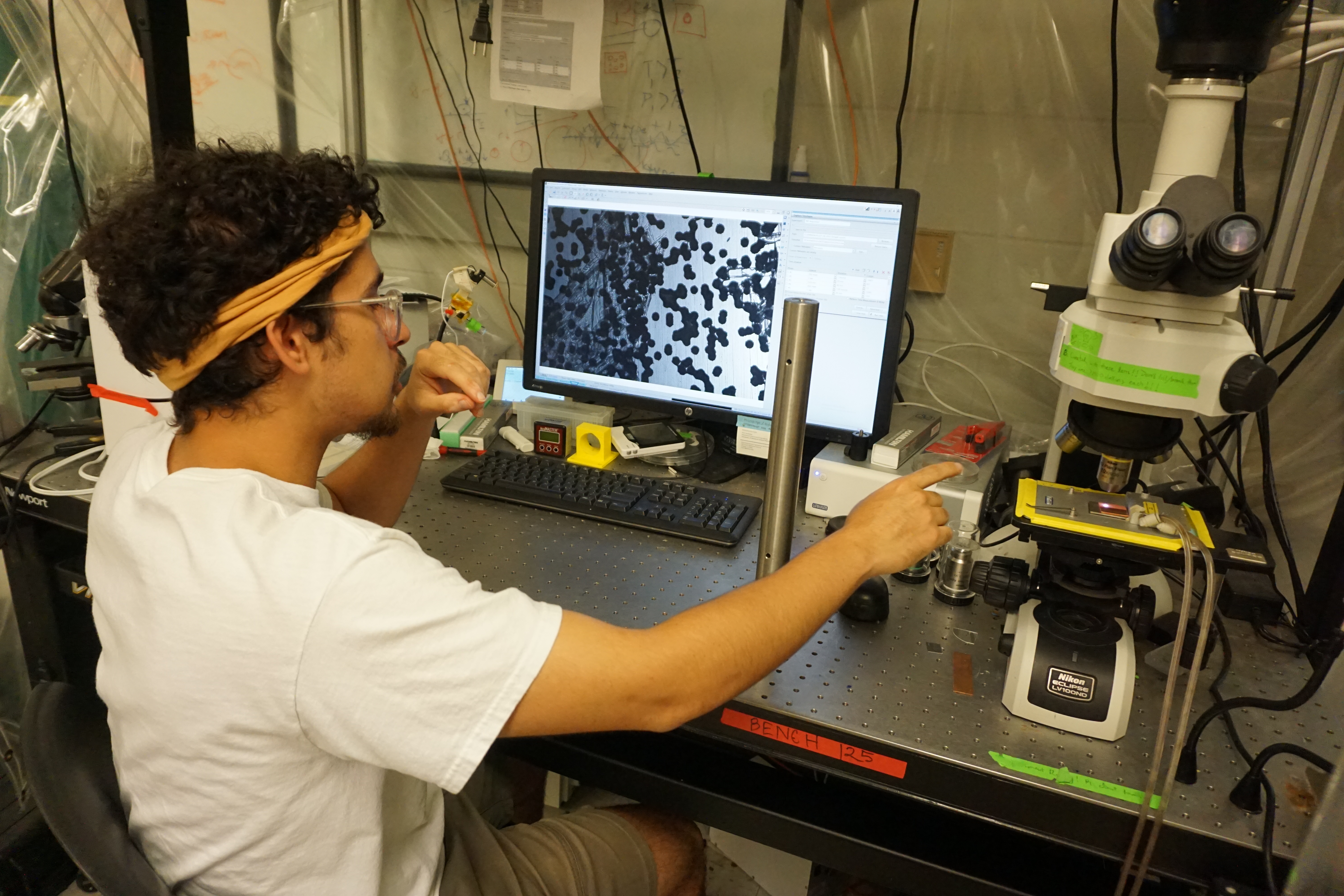 Students ponder question through interdisciplinary Illinois MRSEC research | Materials Research ...